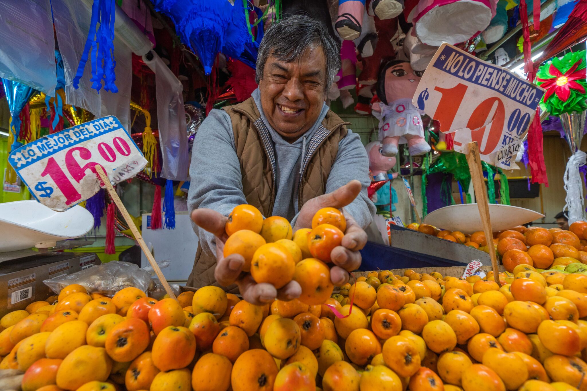 La fruta en las piñatas, tradición y sustento para las familias del ...