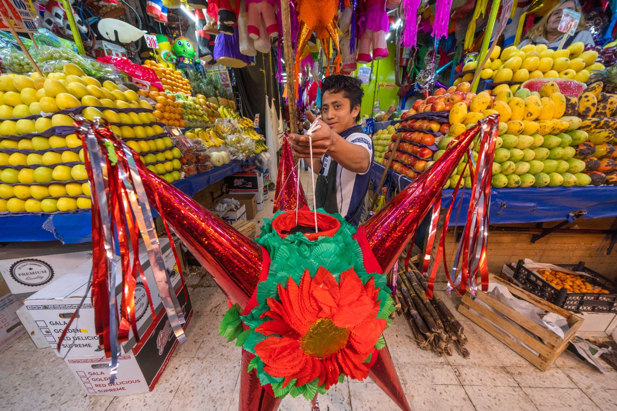 La fruta en las piñatas, tradición y sustento para las familias del ...