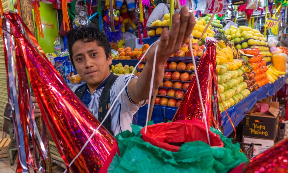 La fruta en las piñatas, tradición y sustento para las familias del ...