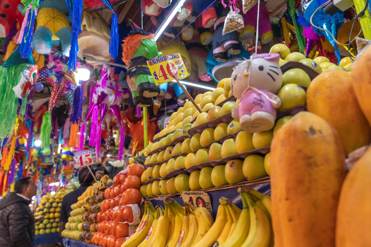 La fruta en las piñatas, tradición y sustento para las familias del ...